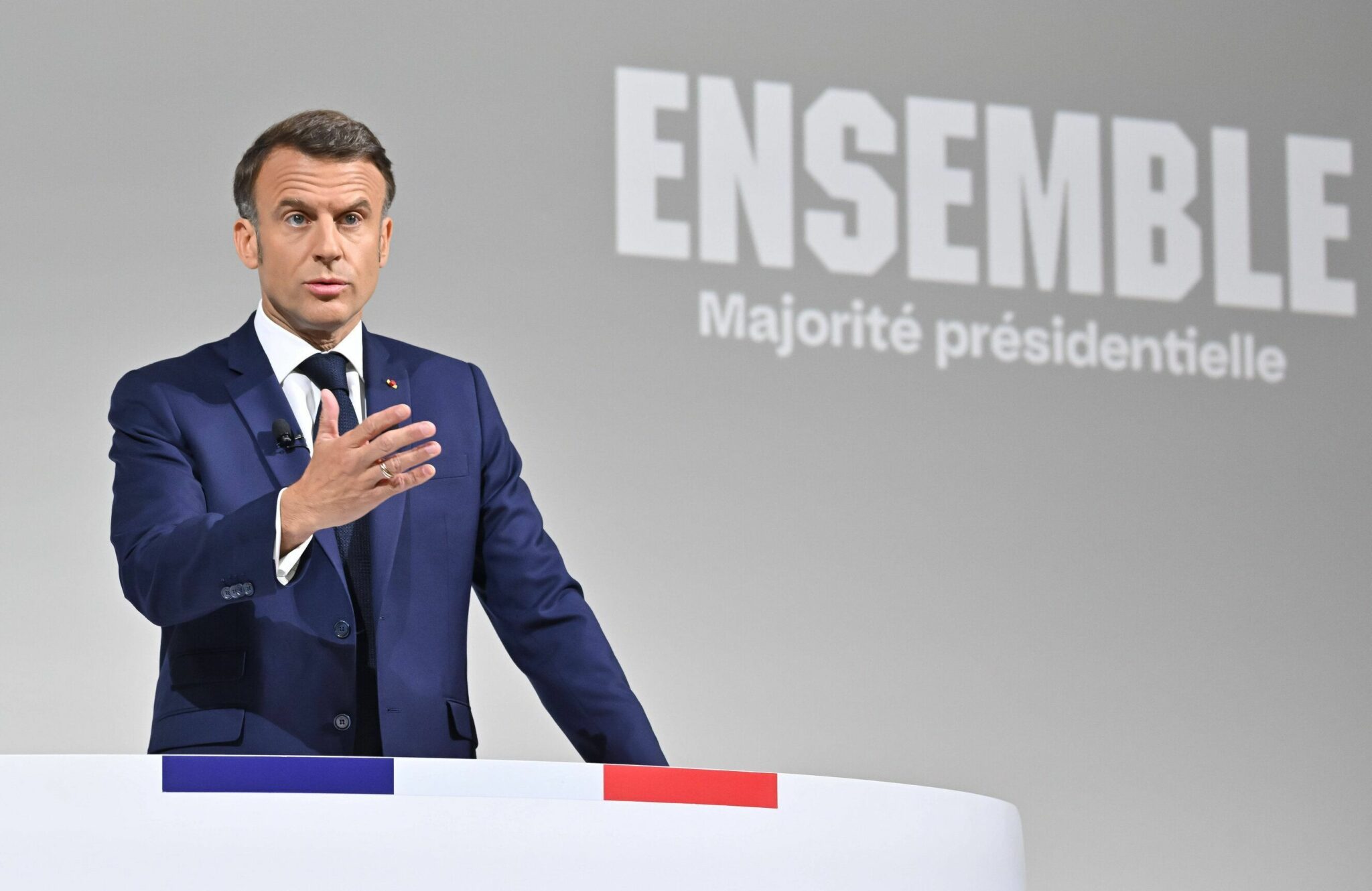 Emmanuel Macron plaide pour l'interdiction des téléphones et des ... Emmanuel Macron plaide pour l'interdiction des téléphones et des ...